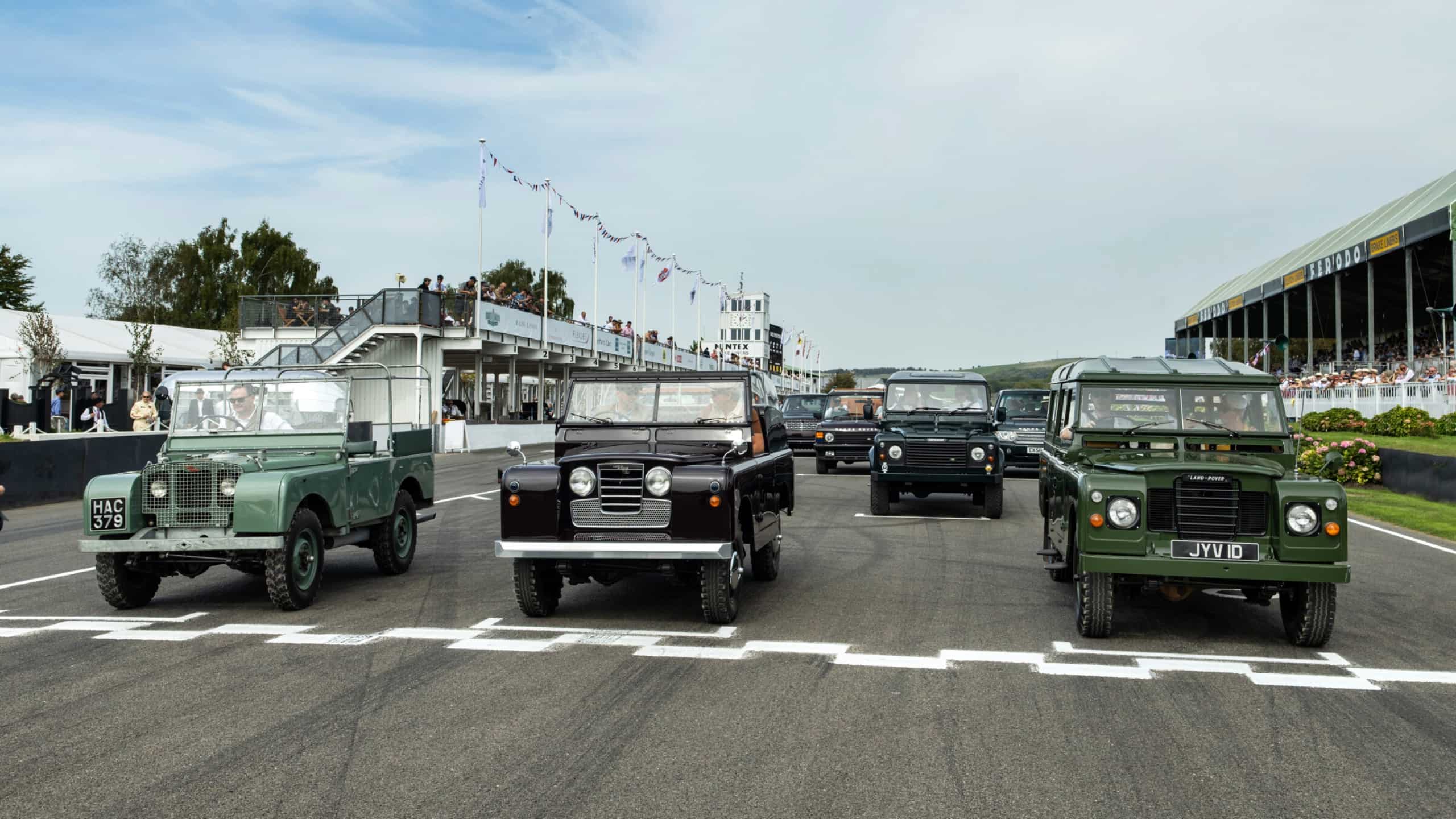 JLR eert Koningin Elizabeth II met parade tijdens Goodwood Revival ...